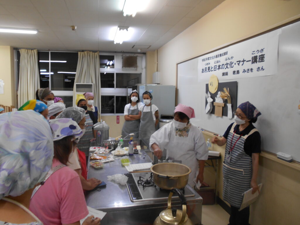 Foi realizada aula do grupo Bunka no Tsuyaku: 「Otsukimi Dango & Cultura ... Foi realizada aula do grupo Bunka no Tsuyaku: 「Otsukimi Dango & Cultura ...