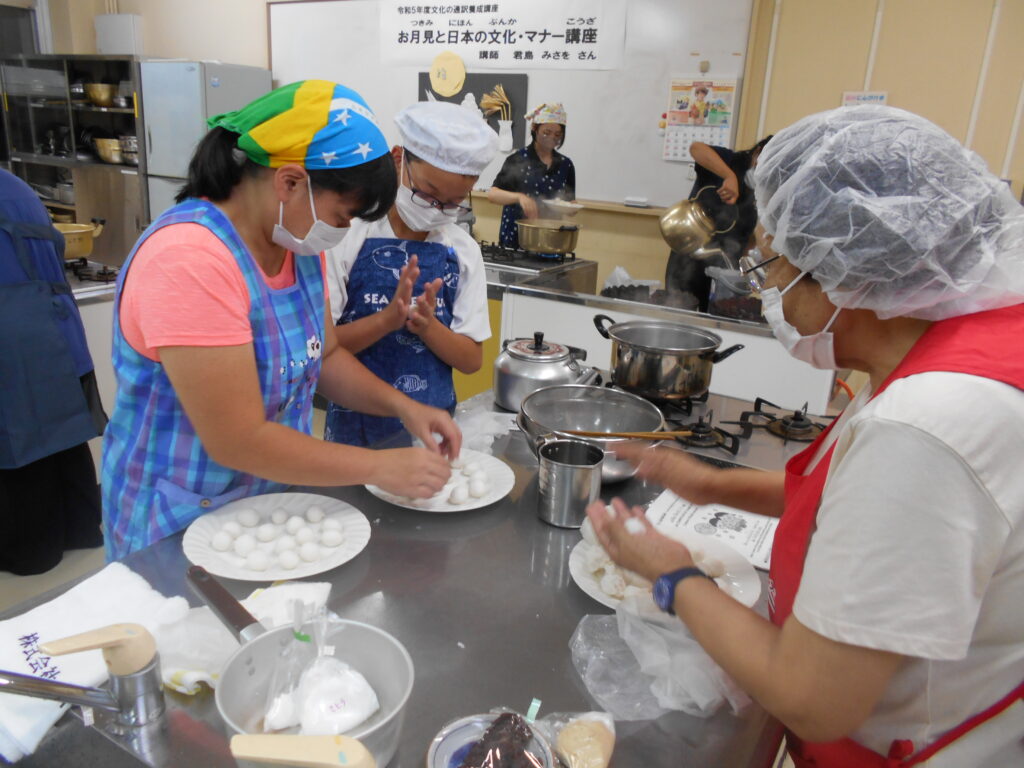 Foi realizada aula do grupo Bunka no Tsuyaku: 「Otsukimi Dango & Cultura ... Foi realizada aula do grupo Bunka no Tsuyaku: 「Otsukimi Dango & Cultura ...